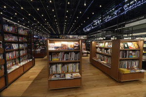 ツタヤブックストア - A PIT AUTOBACS KYOTO