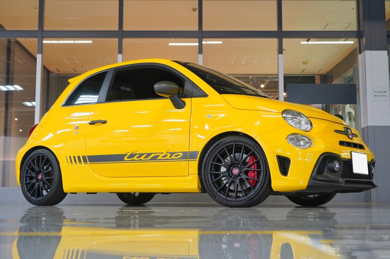 ABARTH595にLa BuonoサイドデカールKIT “turbo”＆ASSO Partire AQUILA | A PIT AUTOBACS