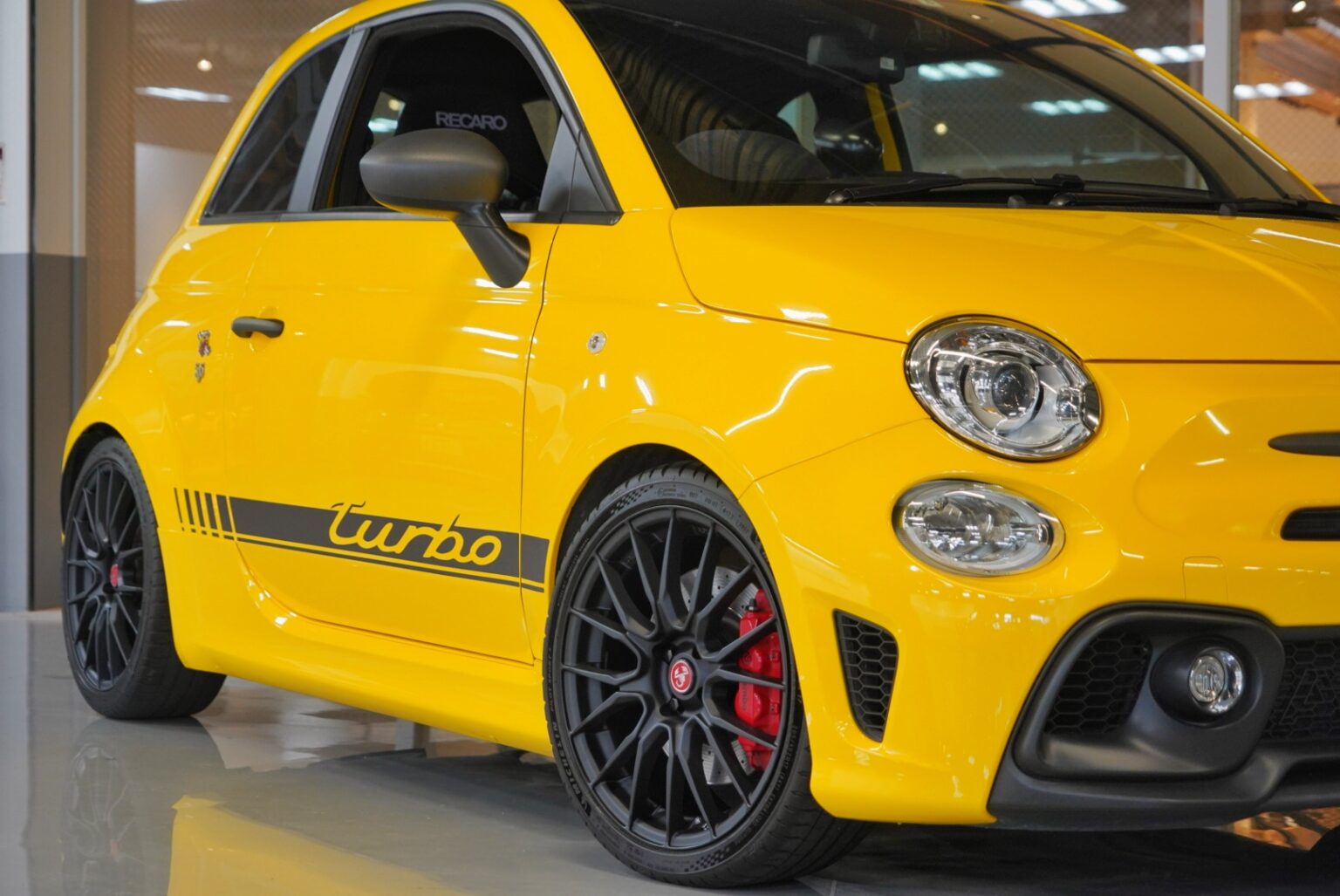 ABARTH595にLa BuonoサイドデカールKIT “turbo”＆ASSO Partire AQUILA | A PIT AUTOBACS