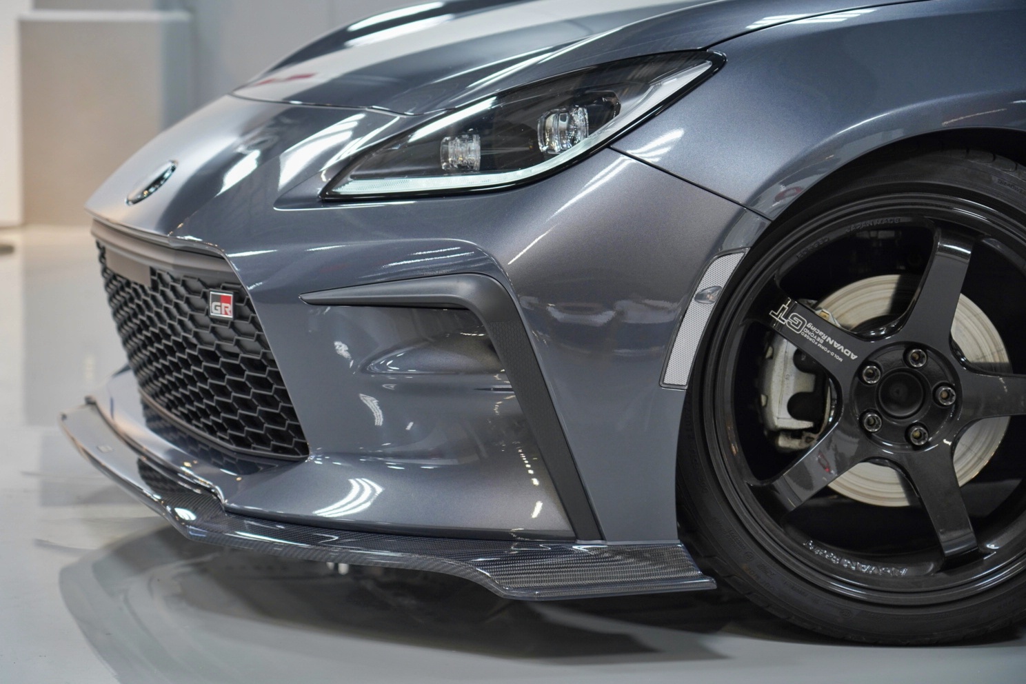 GR86にGReddy × VOLTEX エアロキット フロントアンダースポイラー＆JUNカーボンサイドディフューザー | A PIT ...