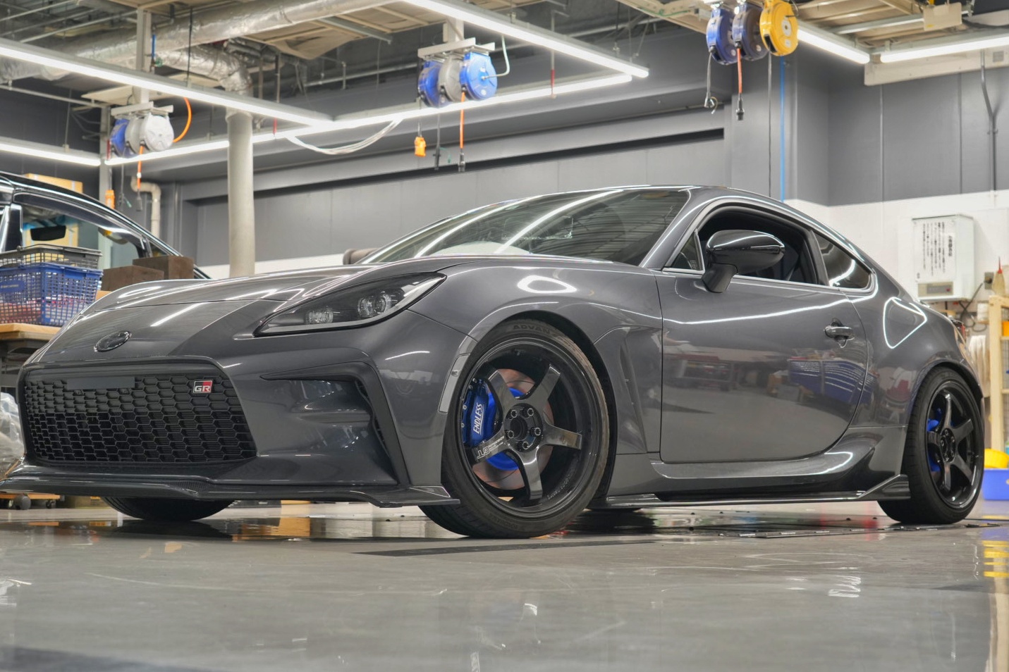 GR86にENDLESS 6POTライト＆S4R | A PIT AUTOBACS