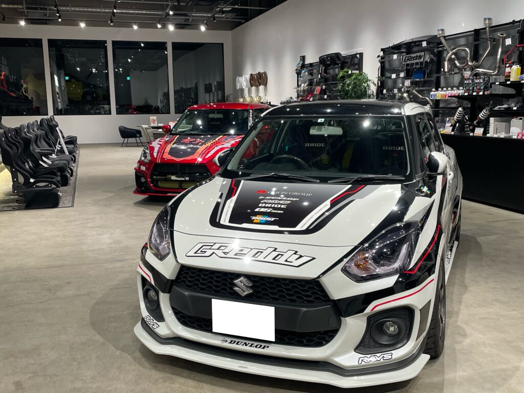 TRUST デモカー ZC33Sスイフトスポーツ展示 | A PIT AUTOBACS